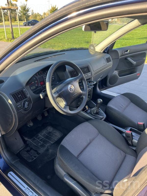 Volkswagen Golf 2001 Rīga vietnē Zils Volkswagen Golf 2001 Rīga, ar dzinēja tilpumu 1.40 L un nobraukumu 221 tūkst. km par 1500 €, foto 5 vietnē AUTOMOTO.COM.LV