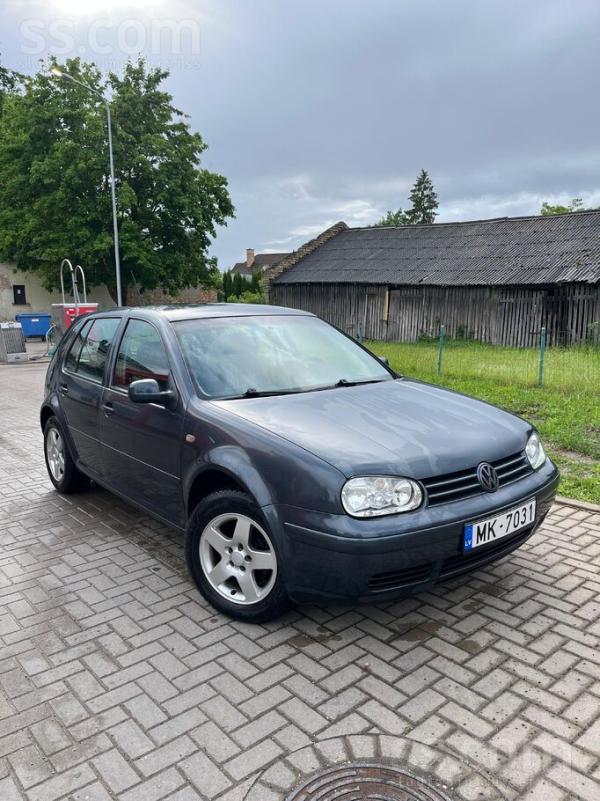 Blue Volkswagen Golf 2003 in Dobele, with an engine capacity of 1.60 L and mileage of 325 thousand km for 360 €, photo 3 on AUTOMOTO.COM.LV