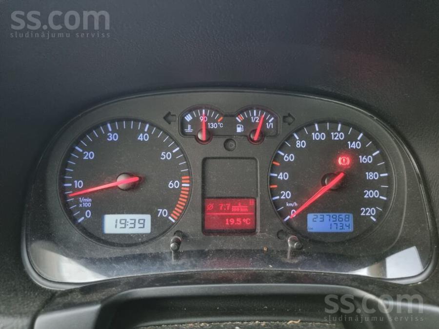 Zils Volkswagen Golf 2003 Rīga, ar dzinēja tilpumu 1.40 L un nobraukumu 238 tūkst. km par 1200 €, foto 9 vietnē AUTOMOTO.COM.LV