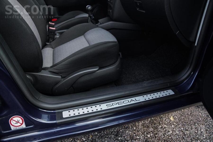 Zils Volkswagen Golf 2003 Rīga, ar dzinēja tilpumu 1.40 L un nobraukumu 244 tūkst. km par 2490 €, foto 6 vietnē AUTOMOTO.COM.LV