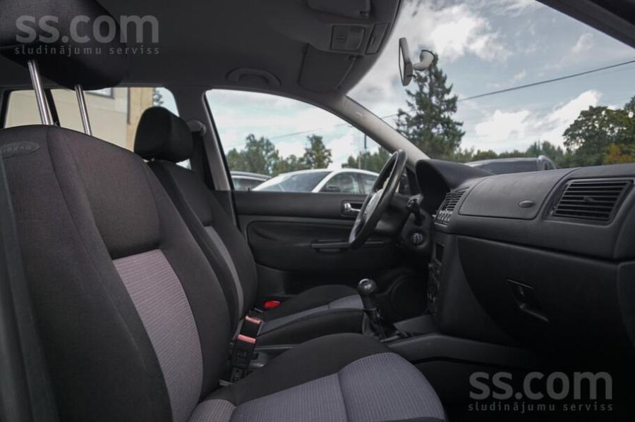 Zils Volkswagen Golf 2003 Rīga, ar dzinēja tilpumu 1.40 L un nobraukumu 244 tūkst. km par 2490 €, foto 7 vietnē AUTOMOTO.COM.LV