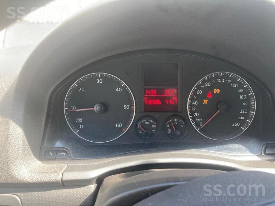 Blue Volkswagen Golf 2004 in Riga, with an engine capacity of 1.90 L and mileage of 438 thousand km for 1000 €, photo 6 on AUTOMOTO.COM.LV