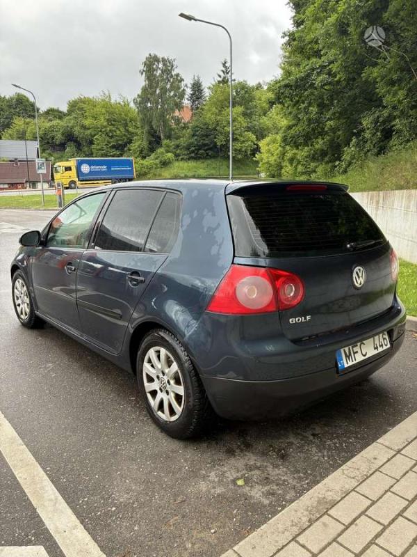 Zils Volkswagen Golf 2004 Viļņa, ar dzinēja tilpumu 1.90 L un nobraukumu 325 tūkst. km par 600 €, foto 4 vietnē AUTOMOTO.COM.LV