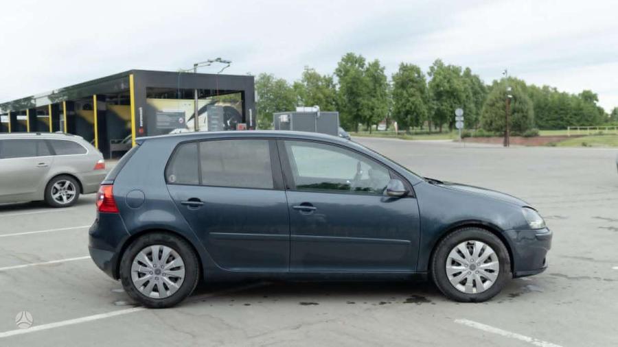 Blue Volkswagen Golf 2004 in Kaunas, with an engine capacity of 1.97 L and mileage of 335 thousand km for 1000 €, photo 4 on AUTOMOTO.COM.LV
