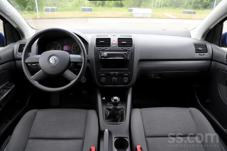 Blue Volkswagen Golf 2004 in Tukums, with an engine capacity of 1.90 L and mileage of 386 thousand km for 1990 €, photo 6 on AUTOMOTO.COM.LV