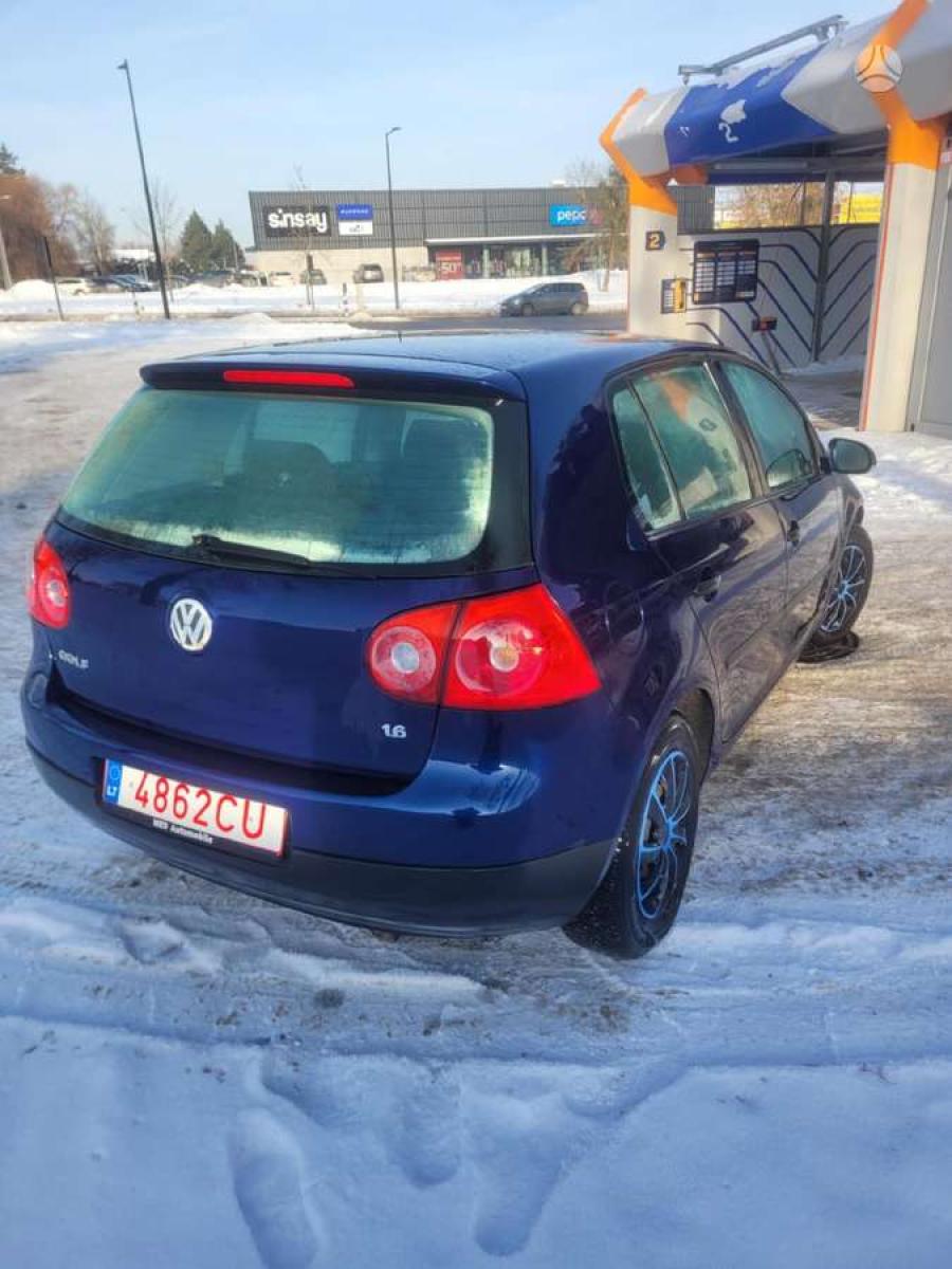 Blue Volkswagen Golf 2005 in Alytus, with an engine capacity of 1.60 L and mileage of 221 thousand km for 900 €, photo 5 on AUTOMOTO.COM.LV