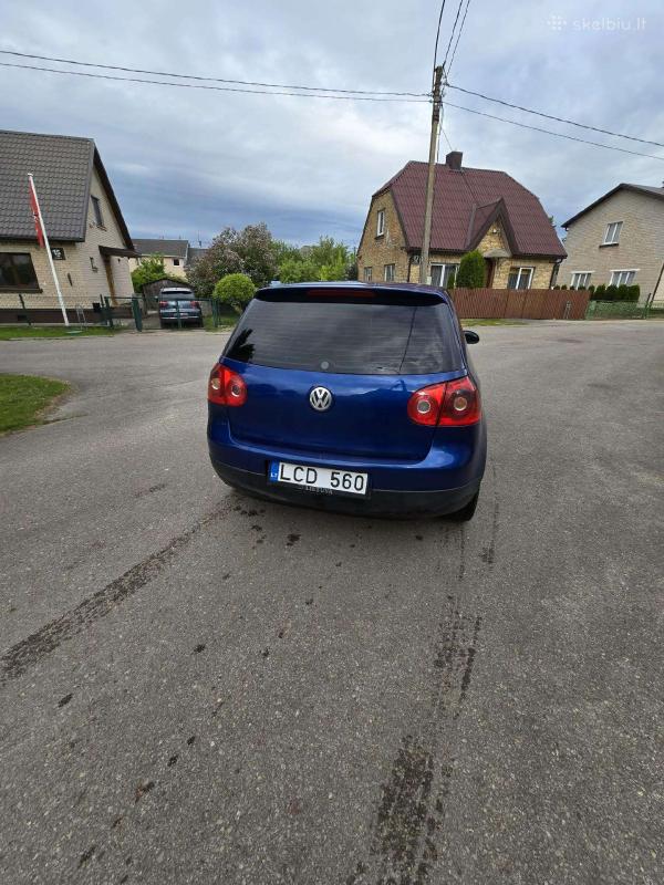 Zils Volkswagen Golf 2005 Šauļi, ar dzinēja tilpumu 1.90 L un nobraukumu 380 tūkst. km par 1100 €, foto 5 vietnē AUTOMOTO.COM.LV