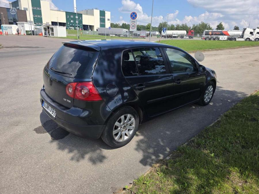 Blue Volkswagen Golf 2005 in Kaunas, with an engine capacity of 1.90 L and mileage of 374 thousand km for 1650 €, photo 4 on AUTOMOTO.COM.LV