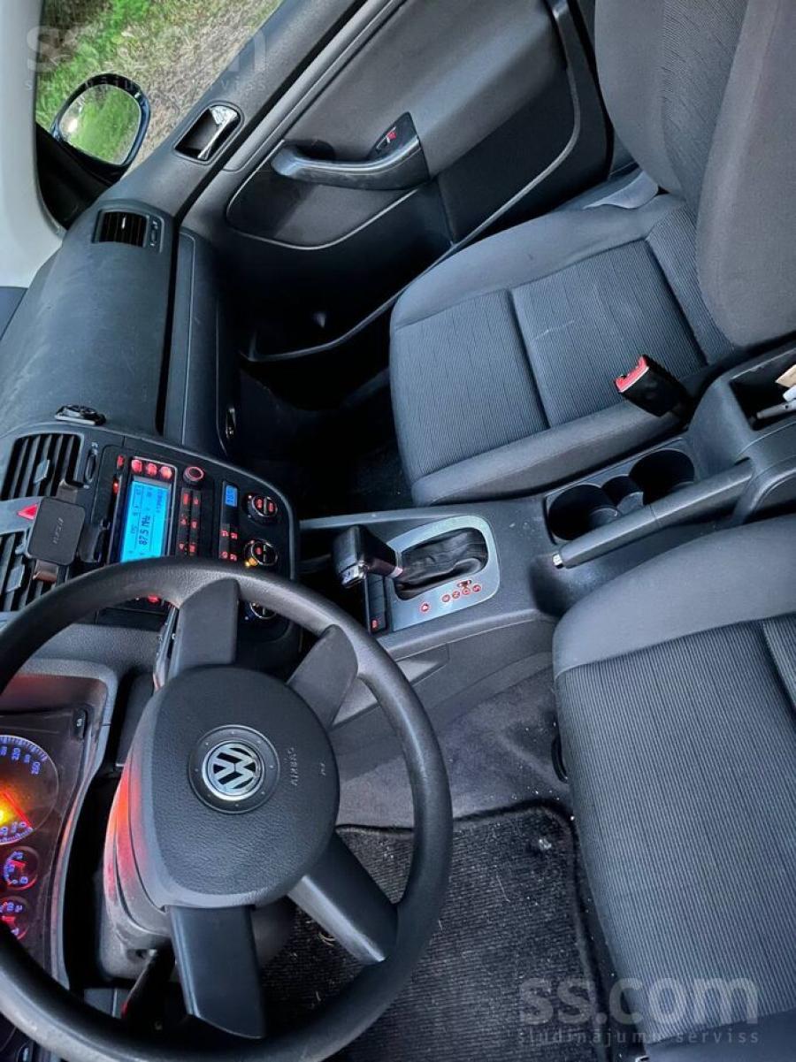 Blue Volkswagen Golf 2005 in Riga, with an engine capacity of 1.60 L and mileage of 220 thousand km for 2000 €, photo 7 on AUTOMOTO.COM.LV