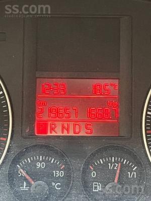 Blue Volkswagen Golf 2005 in Riga, with an engine capacity of 1.60 L and mileage of 220 thousand km for 2000 €, photo 8 on AUTOMOTO.COM.LV