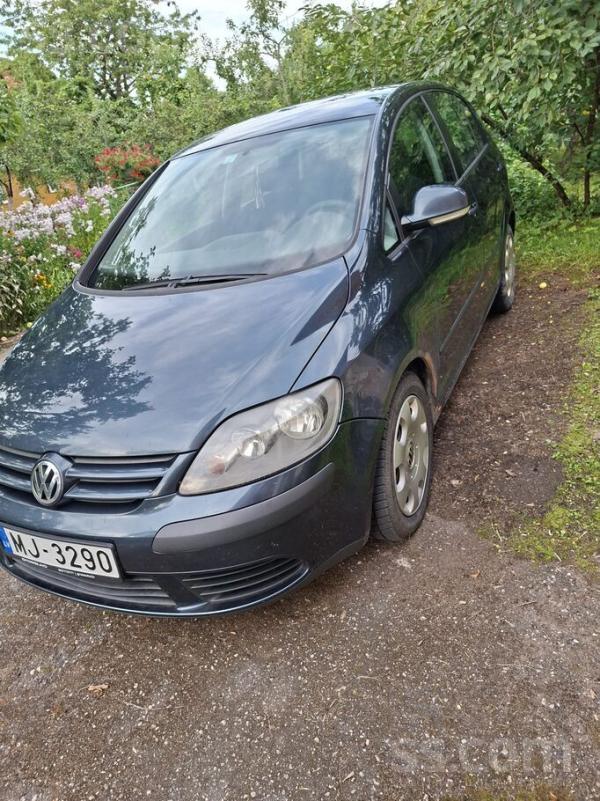 Volkswagen Golf 2005 in Valmiera on AUTOMOTO.COM.LV Blue Volkswagen Golf 2005 in Valmiera, with an engine capacity of 1.90 L and mileage of 342 thousand km for 1100 €, photo 4 on AUTOMOTO.COM.LV