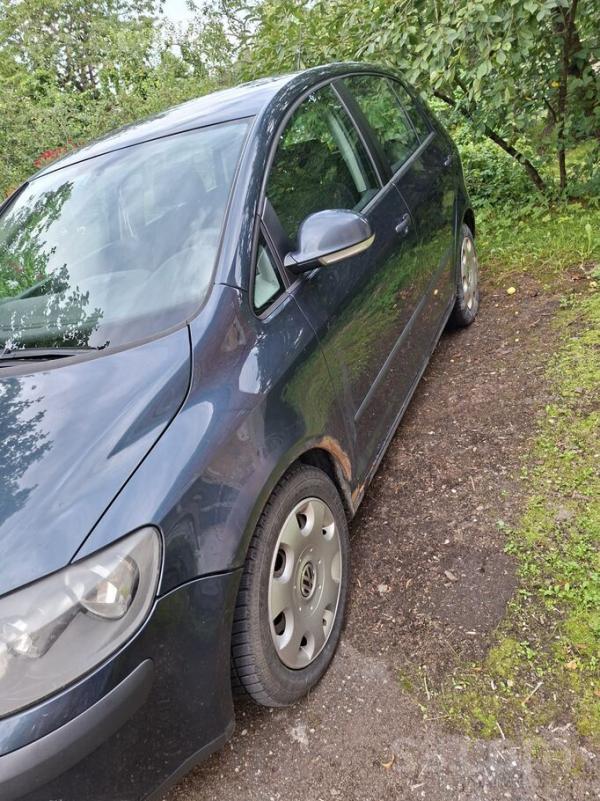 Volkswagen Golf 2005 in Valmiera on AUTOMOTO.COM.LV Blue Volkswagen Golf 2005 in Valmiera, with an engine capacity of 1.90 L and mileage of 342 thousand km for 1100 €, photo 5 on AUTOMOTO.COM.LV