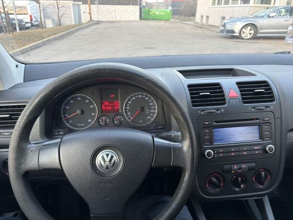Blue Volkswagen Golf 2006 in Kaunas, with an engine capacity of 1.60 L and mileage of 231 thousand km for 1150 €, photo 9 on AUTOMOTO.COM.LV