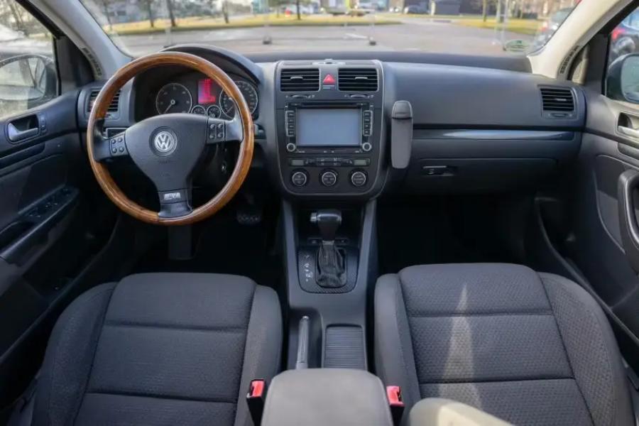 Blue Volkswagen Golf 2006 in Liepaja, with an engine capacity of 2.00 L and mileage of 265 thousand km for 3850 €, photo 12 on AUTOMOTO.COM.LV