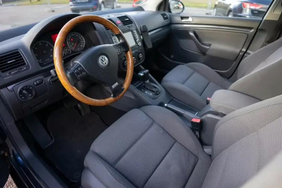 Blue Volkswagen Golf 2006 in Liepaja, with an engine capacity of 2.00 L and mileage of 265 thousand km for 3850 €, photo 13 on AUTOMOTO.COM.LV