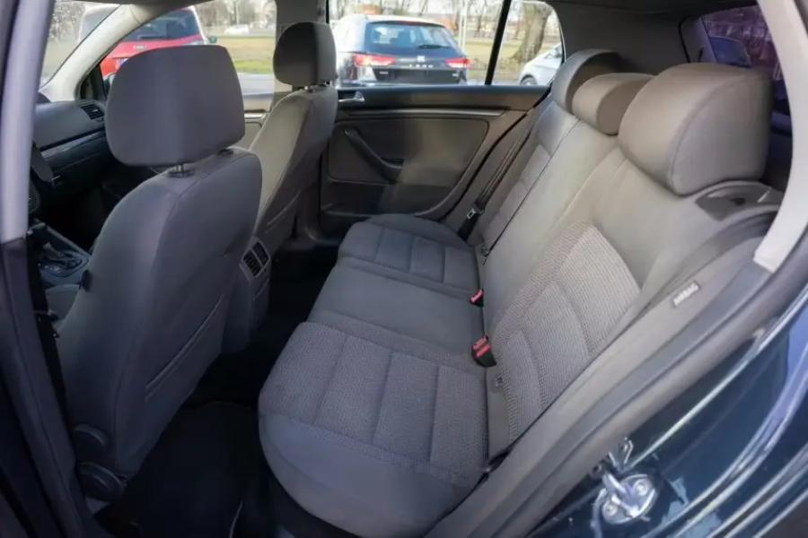 Blue Volkswagen Golf 2006 in Liepaja, with an engine capacity of 2.00 L and mileage of 265 thousand km for 3850 €, photo 14 on AUTOMOTO.COM.LV