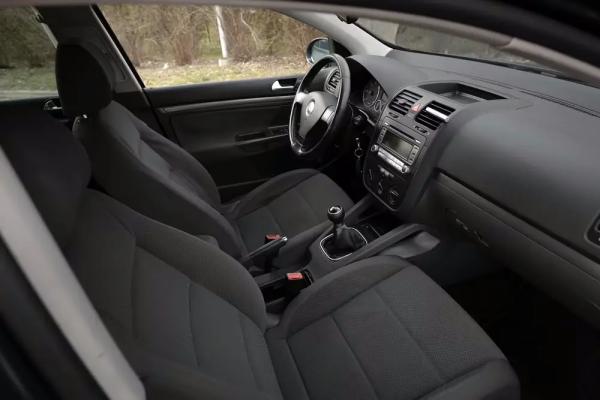 Zils Volkswagen Golf 2006 Jelgava, ar dzinēja tilpumu 1.90 L un nobraukumu 335 tūkst. km par 2900 €, foto 7 vietnē AUTOMOTO.COM.LV