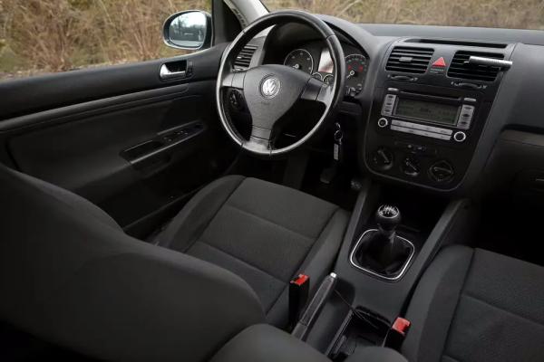 Zils Volkswagen Golf 2006 Jelgava, ar dzinēja tilpumu 1.90 L un nobraukumu 335 tūkst. km par 2900 €, foto 8 vietnē AUTOMOTO.COM.LV