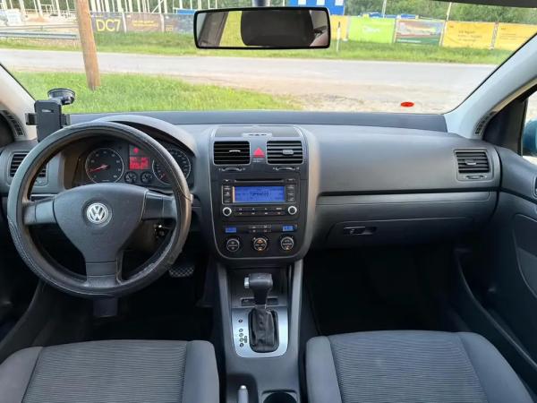 Blue Volkswagen Golf 2006 in Riga, with an engine capacity of 1.60 L and mileage of 264 thousand km for 1500 €, photo 6 on AUTOMOTO.COM.LV