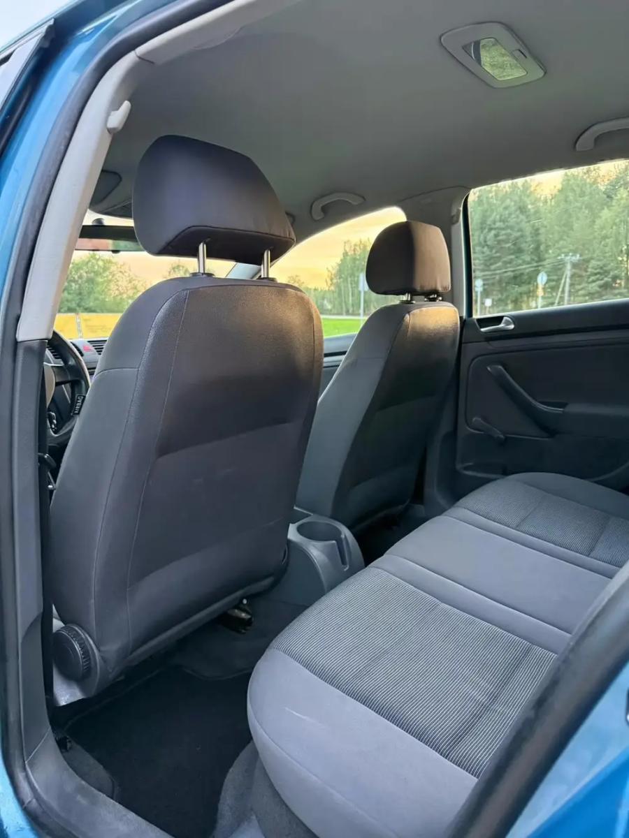 Blue Volkswagen Golf 2006 in Riga, with an engine capacity of 1.60 L and mileage of 264 thousand km for 1500 €, photo 8 on AUTOMOTO.COM.LV