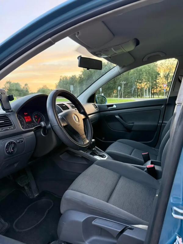Blue Volkswagen Golf 2006 in Riga, with an engine capacity of 1.60 L and mileage of 264 thousand km for 1500 €, photo 8 on AUTOMOTO.COM.LV