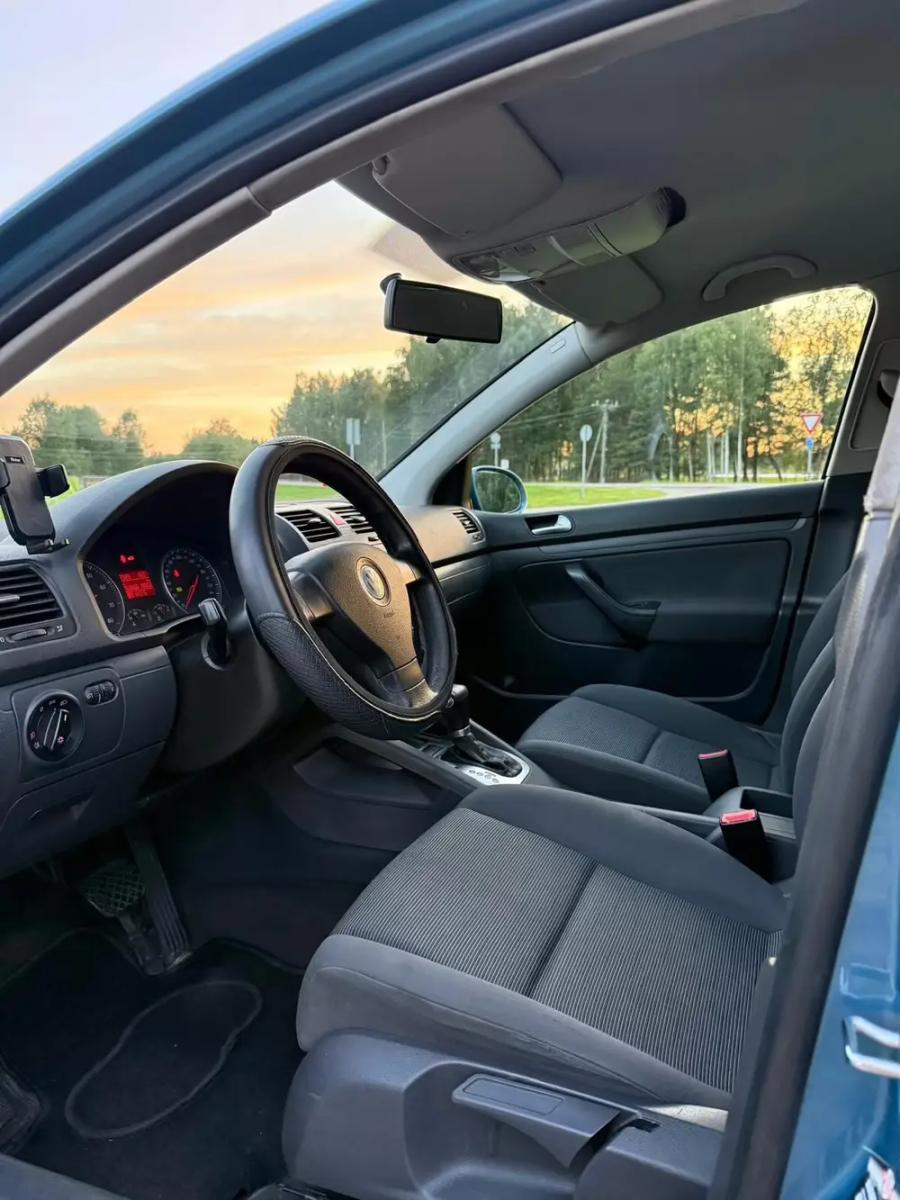 Blue Volkswagen Golf 2006 in Riga, with an engine capacity of 1.60 L and mileage of 264 thousand km for 1500 €, photo 9 on AUTOMOTO.COM.LV