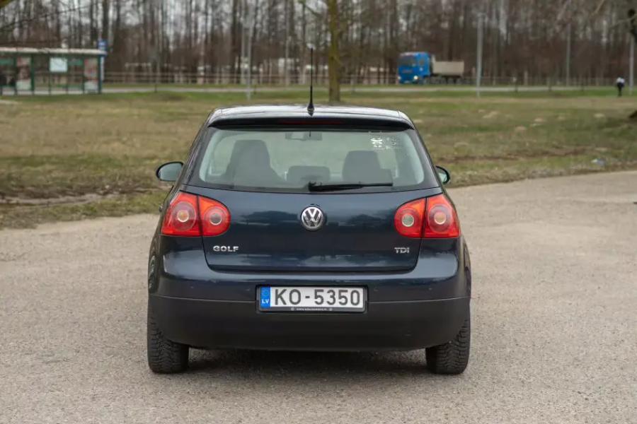 Zils Volkswagen Golf 2007 Liepāja, ar dzinēja tilpumu 1.90 L un nobraukumu 286 tūkst. km par 1900 €, foto 4 vietnē AUTOMOTO.COM.LV