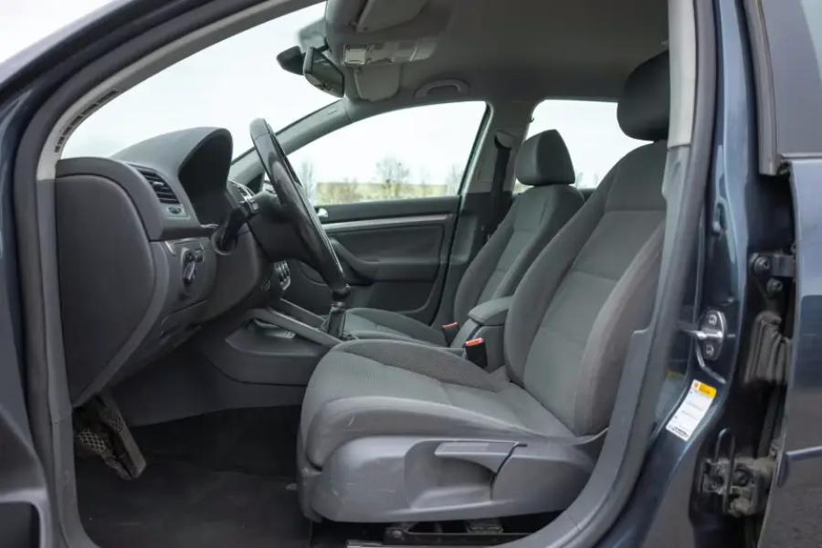 Zils Volkswagen Golf 2007 Liepāja, ar dzinēja tilpumu 1.90 L un nobraukumu 286 tūkst. km par 1900 €, foto 9 vietnē AUTOMOTO.COM.LV