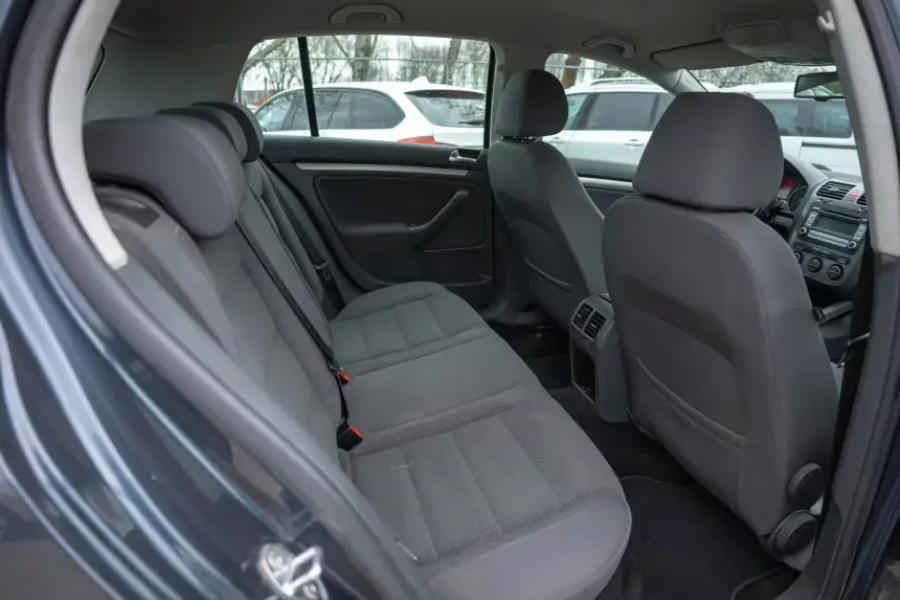 Zils Volkswagen Golf 2007 Liepāja, ar dzinēja tilpumu 1.90 L un nobraukumu 286 tūkst. km par 1900 €, foto 13 vietnē AUTOMOTO.COM.LV