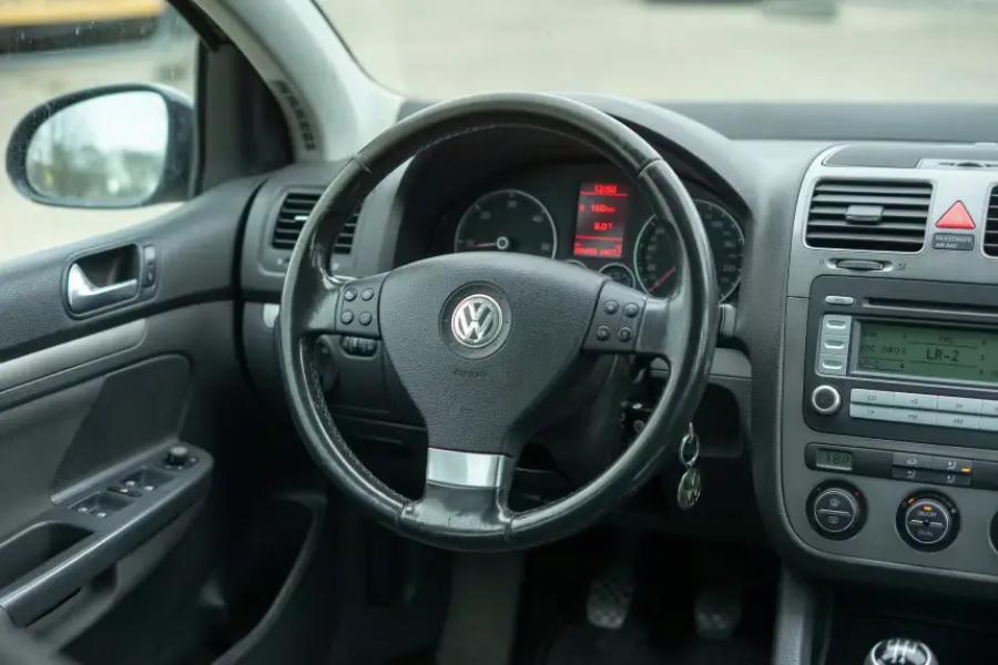 Zils Volkswagen Golf 2007 Liepāja, ar dzinēja tilpumu 1.90 L un nobraukumu 286 tūkst. km par 1900 €, foto 16 vietnē AUTOMOTO.COM.LV