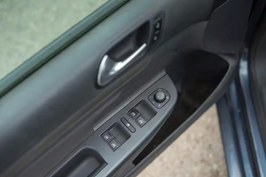 Zils Volkswagen Golf 2007 Liepāja, ar dzinēja tilpumu 1.90 L un nobraukumu 286 tūkst. km par 1900 €, foto 20 vietnē AUTOMOTO.COM.LV