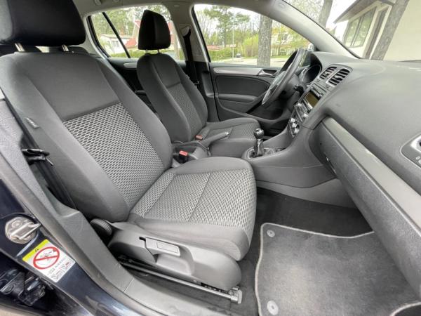 Zils Volkswagen Golf 2009 Rīga, ar dzinēja tilpumu 1.40 L un nobraukumu 299 tūkst. km par 2650 €, foto 2 vietnē AUTOMOTO.COM.LV