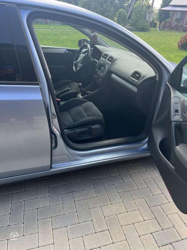 Zils Volkswagen Golf 2009 Panevēža, ar dzinēja tilpumu 1.97 L un nobraukumu 283 tūkst. km par 3200 €, foto 9 vietnē AUTOMOTO.COM.LV
