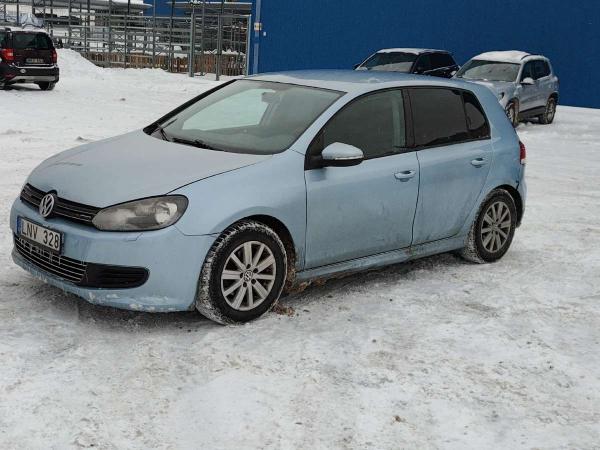 Blue Volkswagen Golf 2010 in Vilnius, with an engine capacity of 1.60 L and mileage of 337 thousand km for 1999 €, photo 1 on AUTOMOTO.COM.LV