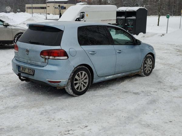 Blue Volkswagen Golf 2010 in Vilnius, with an engine capacity of 1.60 L and mileage of 337 thousand km for 1999 €, photo 3 on AUTOMOTO.COM.LV
