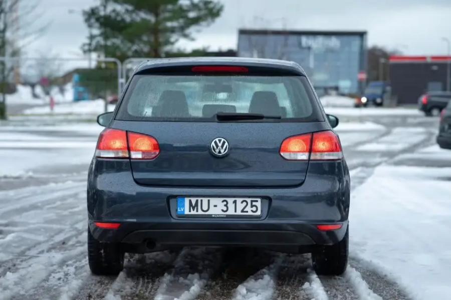 Blue Volkswagen Golf 2010 in Liepaja, with an engine capacity of 1.60 L and mileage of 172 thousand km for 5950 €, photo 4 on AUTOMOTO.COM.LV