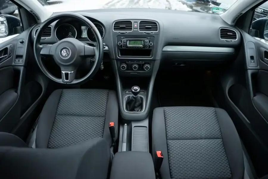 Blue Volkswagen Golf 2010 in Liepaja, with an engine capacity of 1.60 L and mileage of 172 thousand km for 5950 €, photo 8 on AUTOMOTO.COM.LV