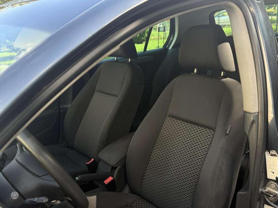 Blue Volkswagen Golf 2010 in Alytus, with an engine capacity of 1.60 L and mileage of 340 thousand km for 2699 €, photo 21 on AUTOMOTO.COM.LV