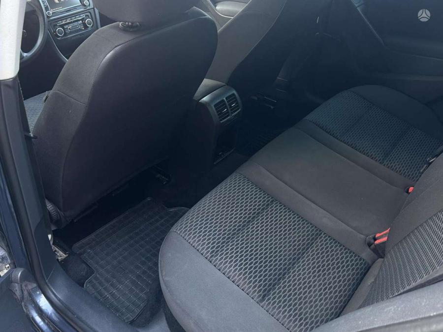 Blue Volkswagen Golf 2010 in Alytus, with an engine capacity of 1.60 L and mileage of 340 thousand km for 2699 €, photo 25 on AUTOMOTO.COM.LV