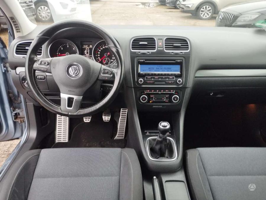 Blue Volkswagen Golf 2011 in Utena, with an engine capacity of 1.60 L and mileage of 288 thousand km for 3999 €, photo 11 on AUTOMOTO.COM.LV