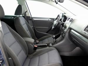 Zils Volkswagen Golf 2011 Tallina, ar dzinēja tilpumu 1.60 L un nobraukumu 246 tūkst. km par 2799 €, foto 16 vietnē AUTOMOTO.COM.LV