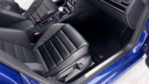 Blue Volkswagen Golf 2017 in Vilnius, with an engine capacity of 1.98 L and mileage of 50 thousand km for 20000 €, photo 4 on AUTOMOTO.COM.LV