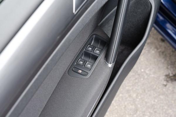 Zils Volkswagen Golf 2018 Rīga, ar dzinēja tilpumu 2.00 L un nobraukumu 127 tūkst. km par 13500 €, foto 9 vietnē AUTOMOTO.COM.LV