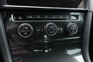 Zils Volkswagen Golf 2018 Rīga, ar dzinēja tilpumu 2.00 L un nobraukumu 127 tūkst. km par 13500 €, foto 13 vietnē AUTOMOTO.COM.LV