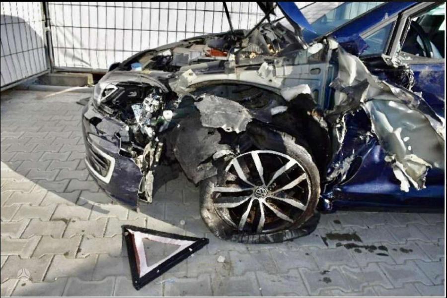 Blue Volkswagen Golf 2020 in Telschi, with an engine capacity of 0.00 L and mileage of 44 thousand km for 5700 €, photo 8 on AUTOMOTO.COM.LV