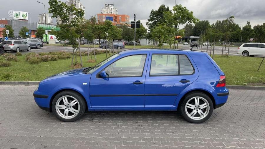 Blue Volkswagen Golf 2022 in Vilnius, with an engine capacity of 1.40 L and mileage of 207 thousand km for 1200 €, photo 3 on AUTOMOTO.COM.LV