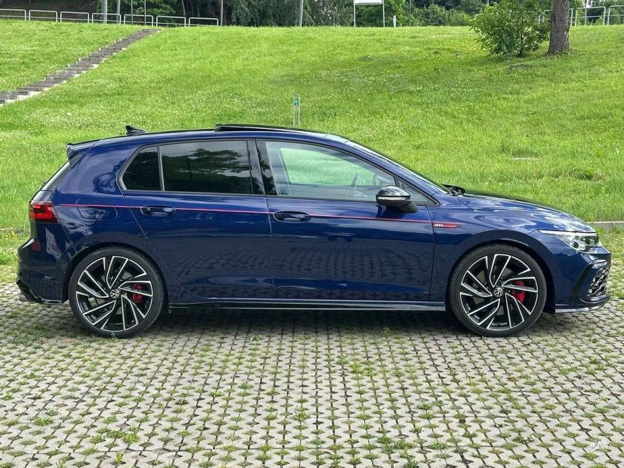 Zils Volkswagen Golf 2025 Kauņa, ar dzinēja tilpumu 1.98 L un nobraukumu 13 tūkst. km par 30890 €, foto 4 vietnē AUTOMOTO.COM.LV
