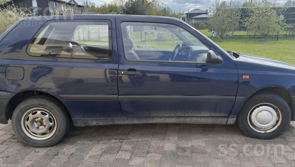 Blue Volkswagen Golf 1995 in Riga, with an engine capacity of 1.60 L and mileage of 172 thousand km for 950 €, photo 6 on AUTOMOTO.COM.LV
