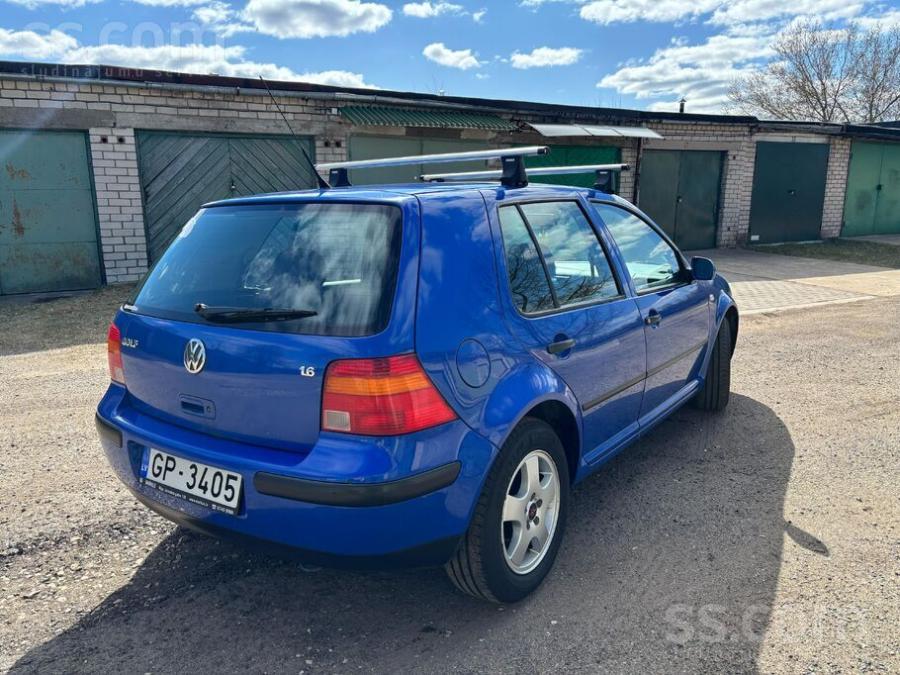 Blue Volkswagen Golf 1999 in Riga, with an engine capacity of 1.60 L and mileage of 294 thousand km for 1000 €, photo 3 on AUTOMOTO.COM.LV