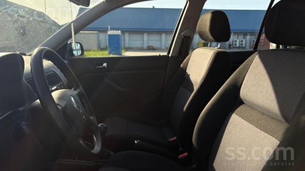 Blue Volkswagen Golf 2001 in Liepaja, with an engine capacity of 2.00 L and mileage of 240 thousand km for 1650 €, photo 9 on AUTOMOTO.COM.LV